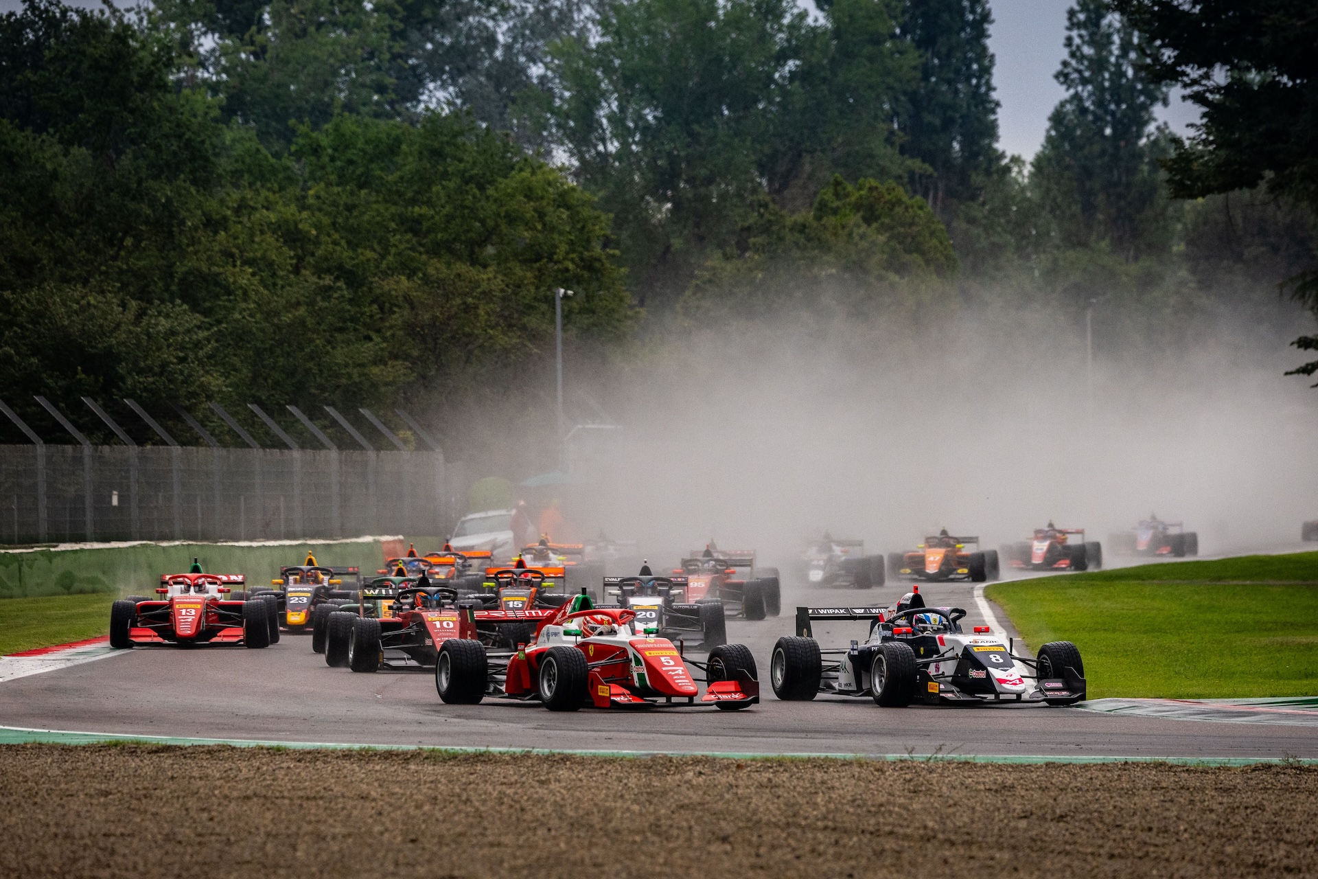 Giusti triumphs in the rain as Câmara extends points lead: FR Europe ...
