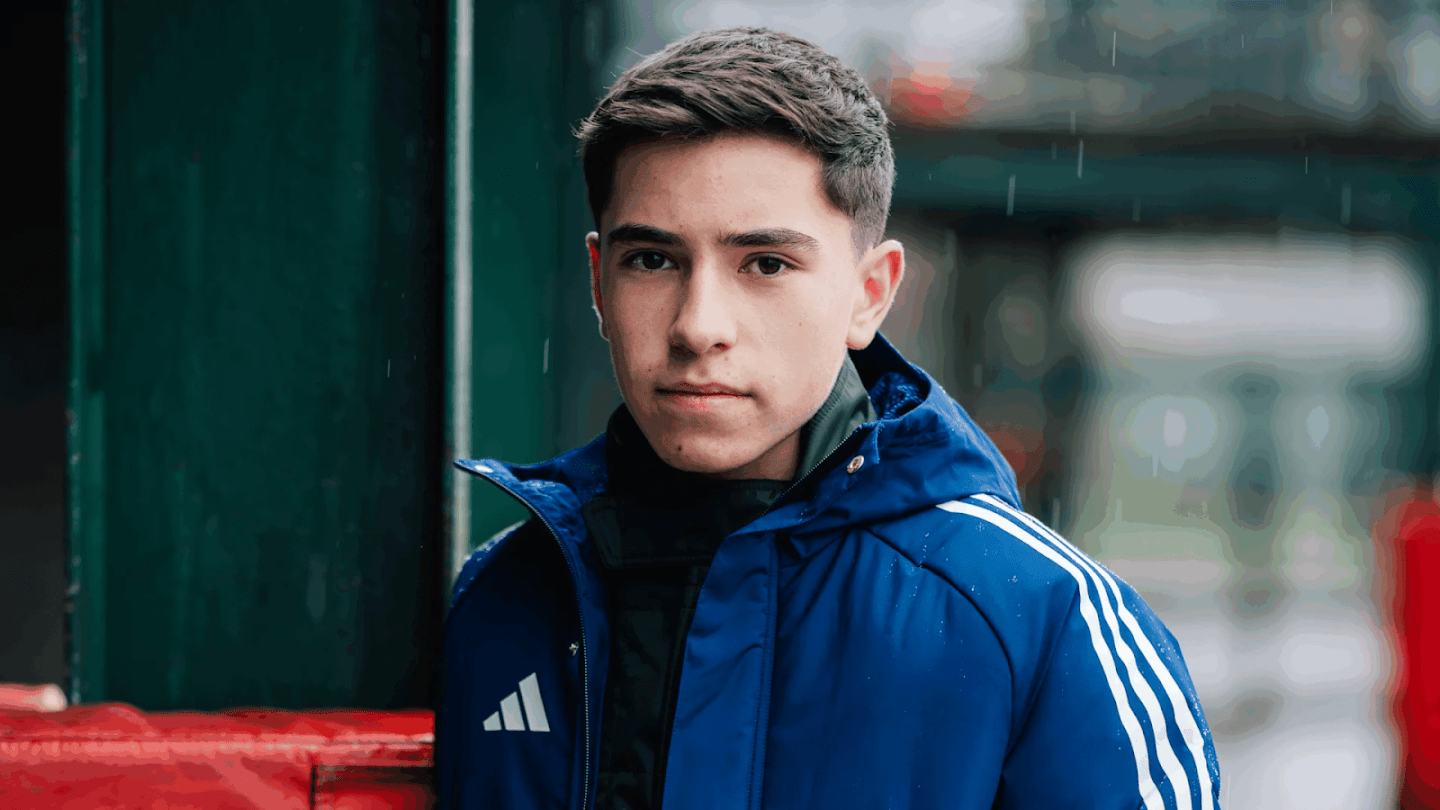 Girl in glasses pawns her twat and fucked at the pawnshop